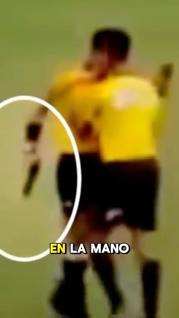Árbitro de fútbol saca arma en pleno partido!!!!! #futbol #incredible # ...