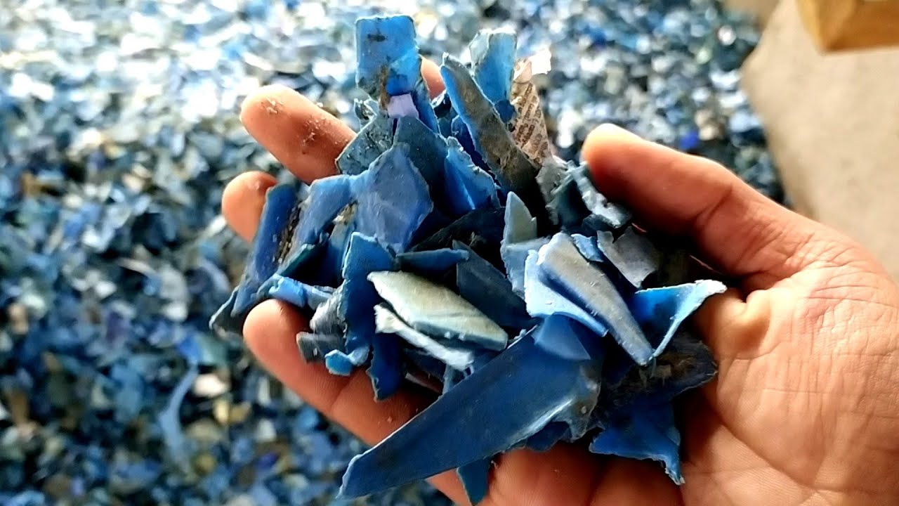 नीला डिब्बा Grinding plastic Recycling! - YouTube