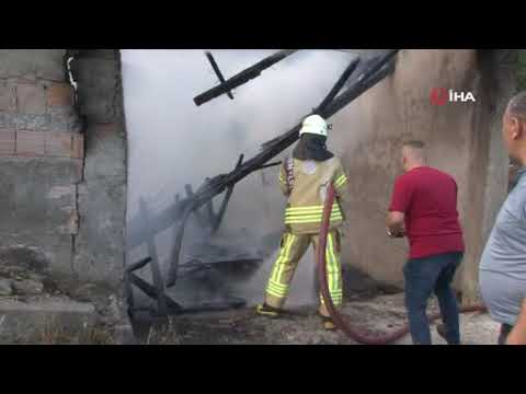 Arnavutköy’de içerisinde otomobil bulunan gecekondu alev alev yandı