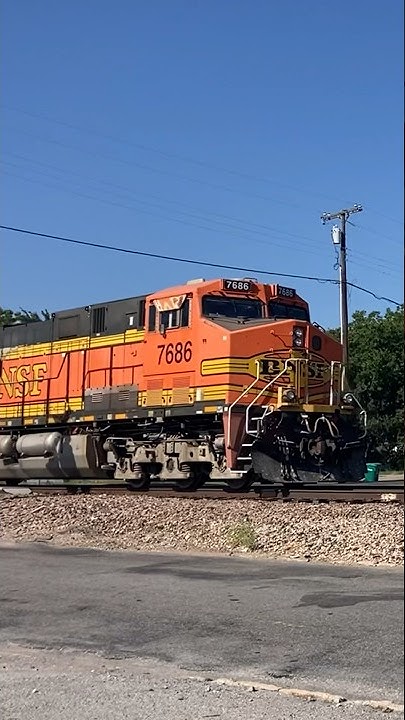 BNSF #4092 and #7686 - YouTube