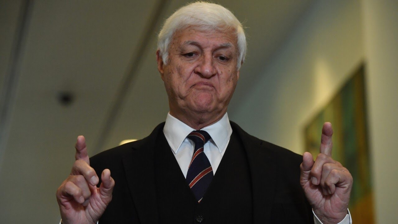 Bob Katter fires up after cash rejected at Parliament House cafe - YouTube