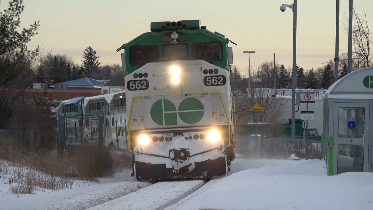 (4K!) F59PH and Old Cab car! Horn salute! GO 562 at Mount Joy GO - YouTube