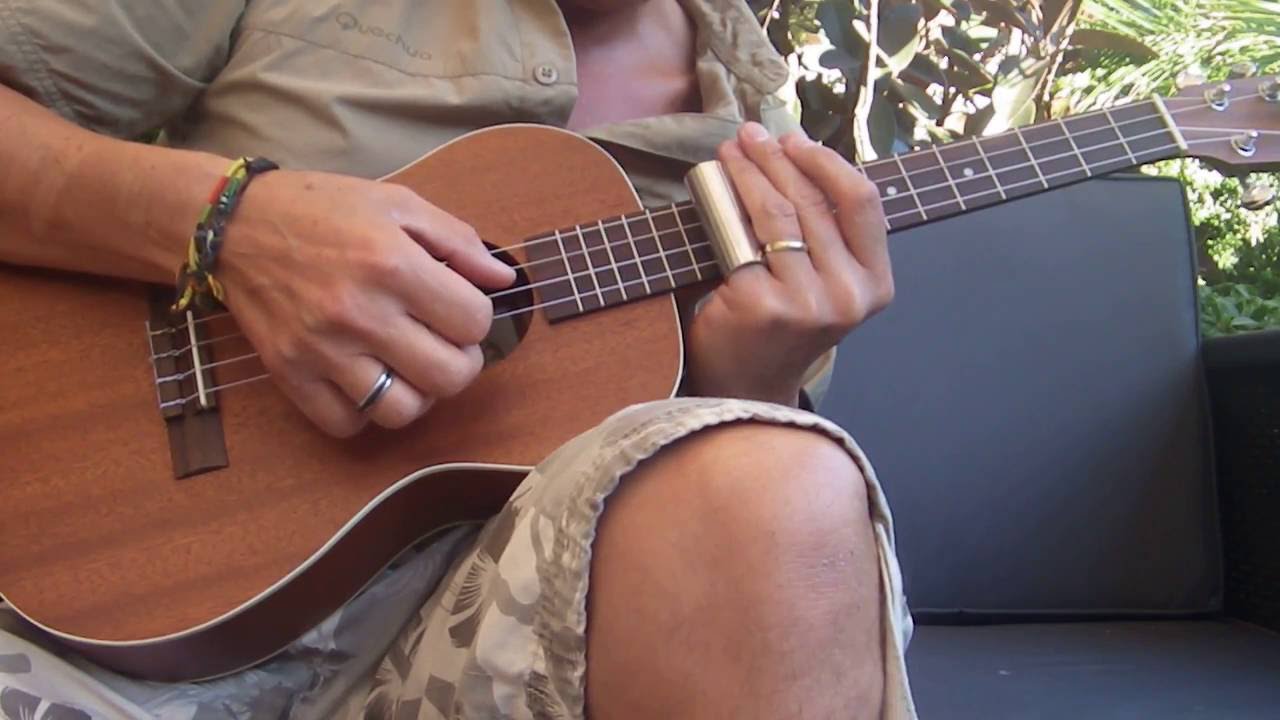 12 bar blues slide ukulele baryton - YouTube