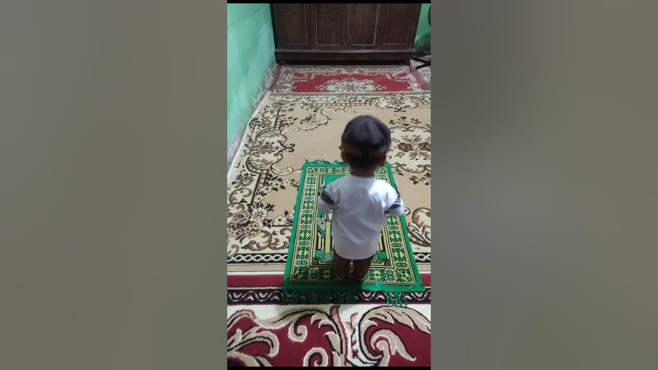 Anak 2 tahun belajar jadi imam sholat #bayilucu #baby #bayigemes - YouTube