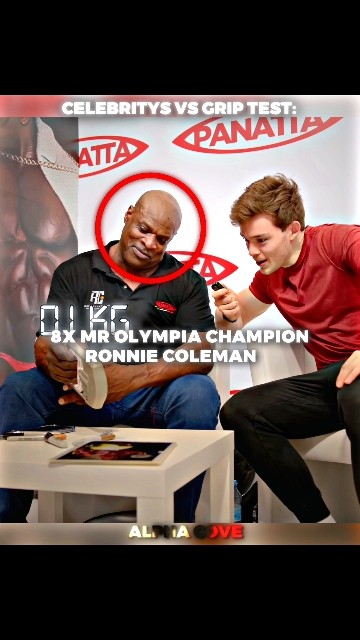 This random weight lifter brakes the grip machine 😯 - YouTube