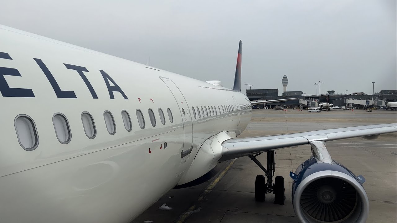 4K | Full Flight (ATL-MSY) | Delta Air Lines (Main Cabin) Airbus A321 ...