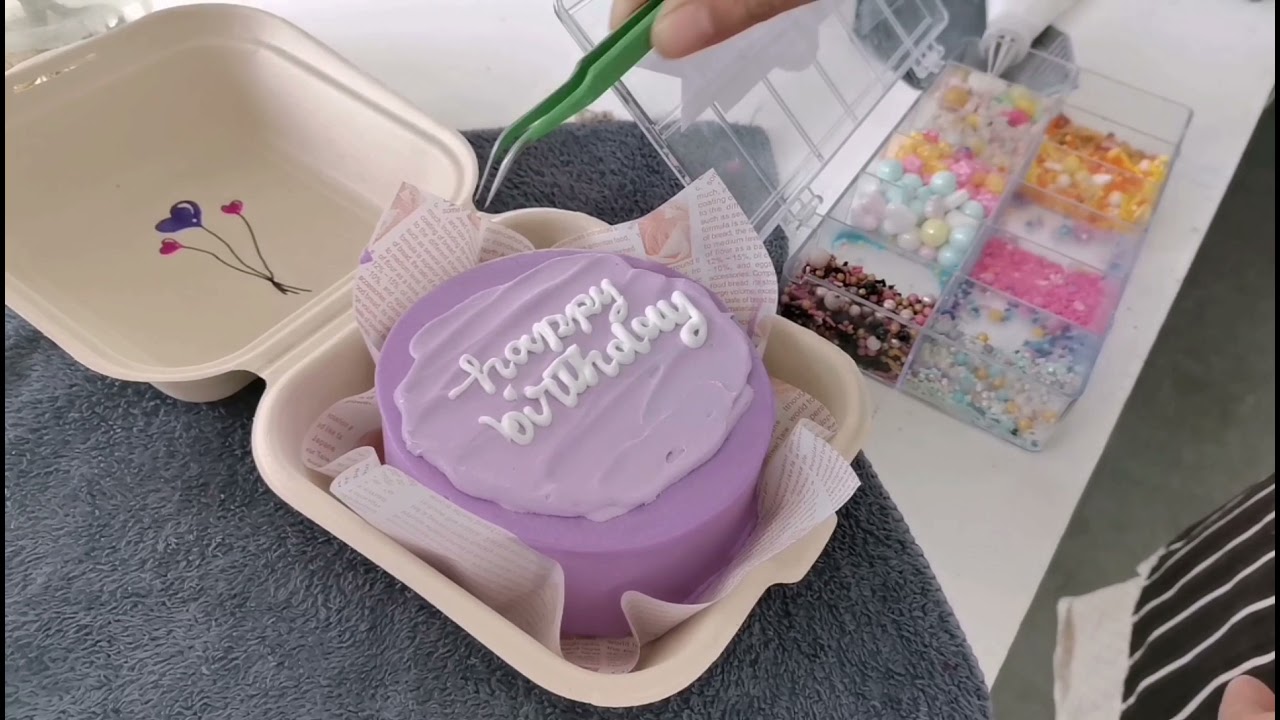 How to write a dedication on minimalist bento cake - YouTube