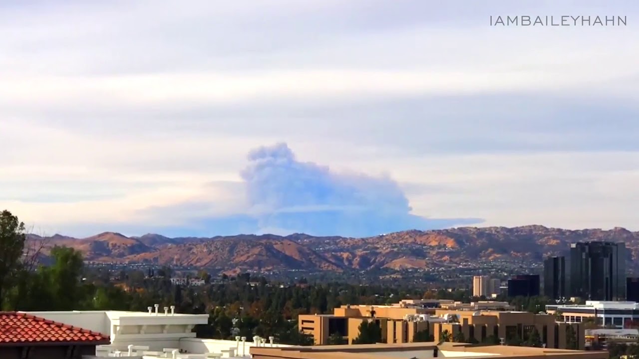 Huge Plumes of Smoke Billow From Thomas Fire - YouTube