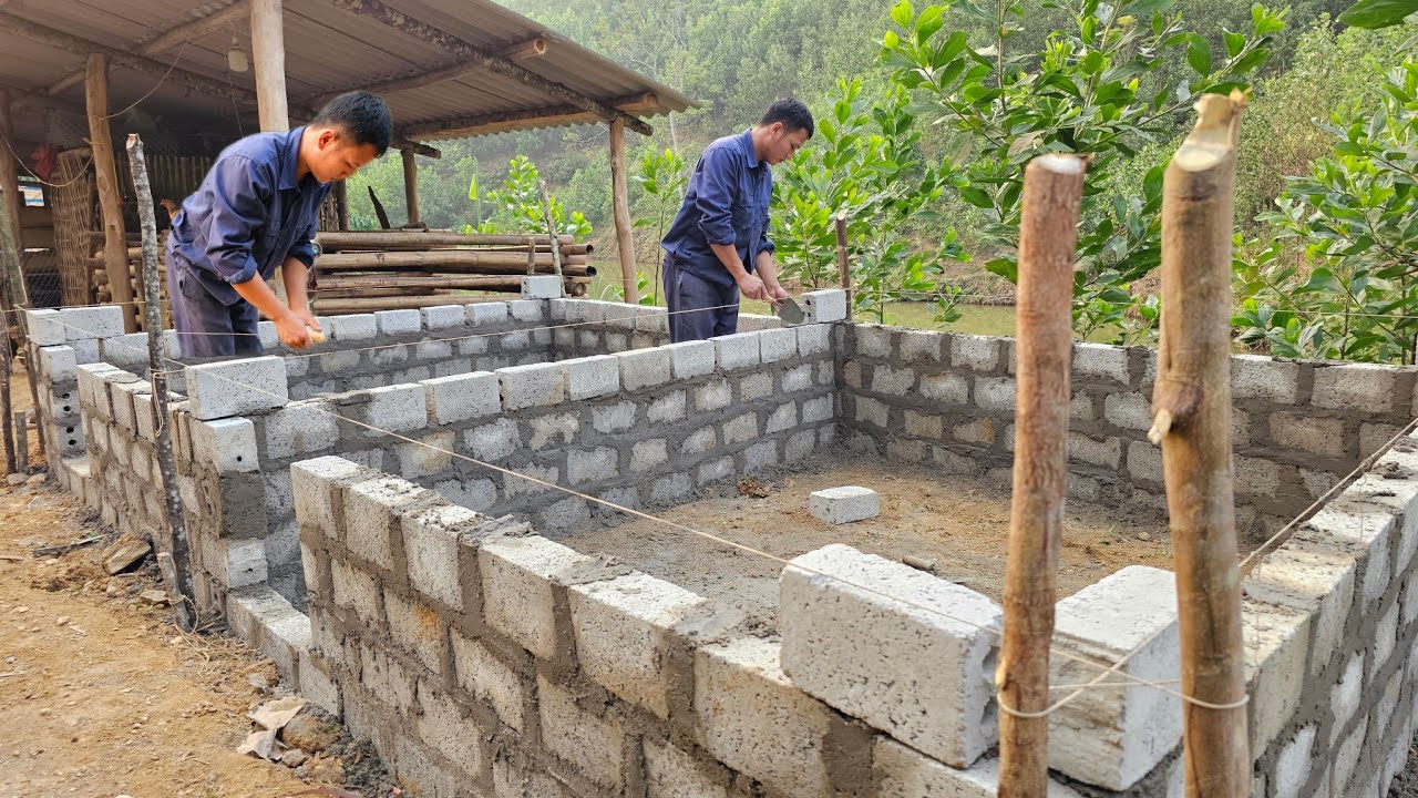 Building a solid pig barn. Taking care of healthy newborn pigs (EP124 ...