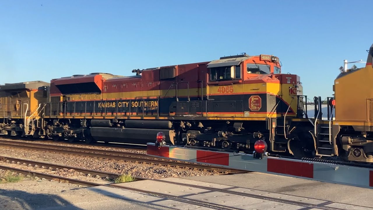 9-9-2023 UP 5981 Leads MASEW With A KCS Thunder Cab Ace and EX SP. - YouTube