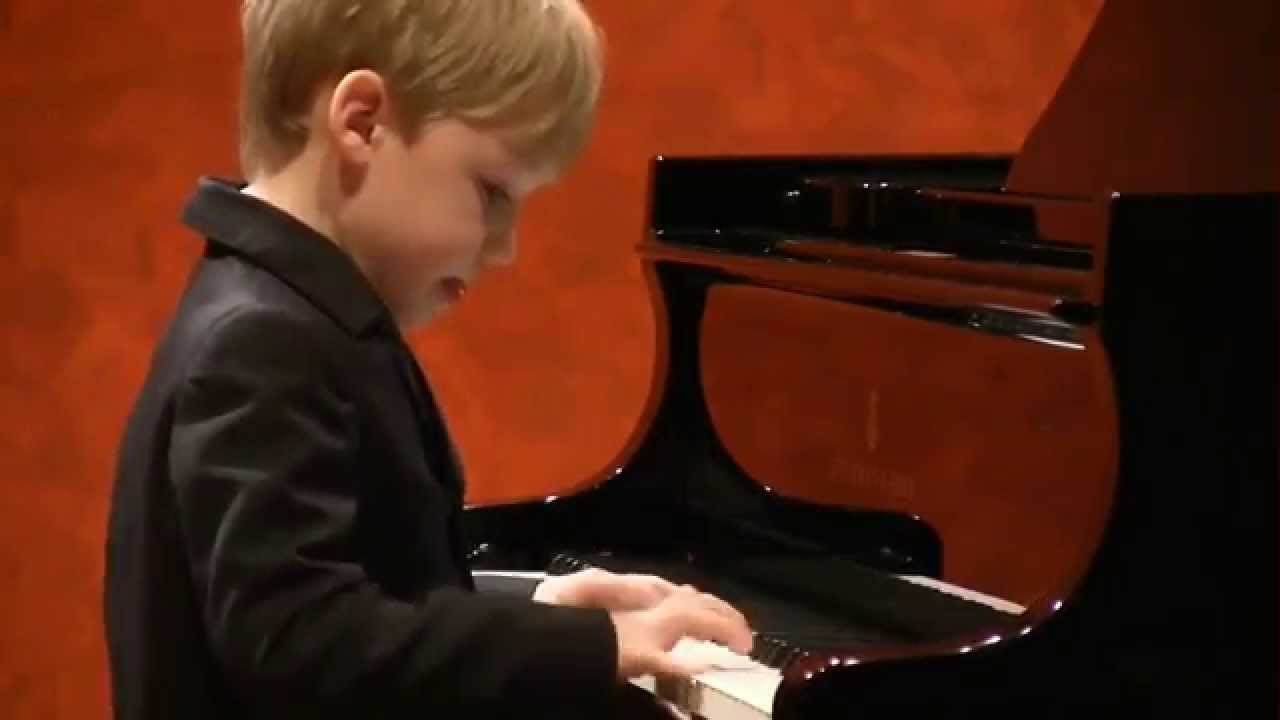Philip Hahn age 5: Ludwig van Beethoven Sonata Nr 20 op 49 Nr 2 - YouTube