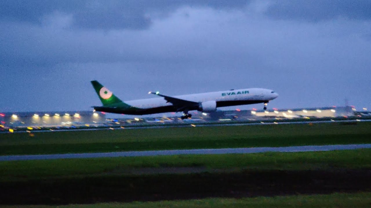 Strong Crosswind Landing at Amsterdam Schiphol 🌬️ - YouTube