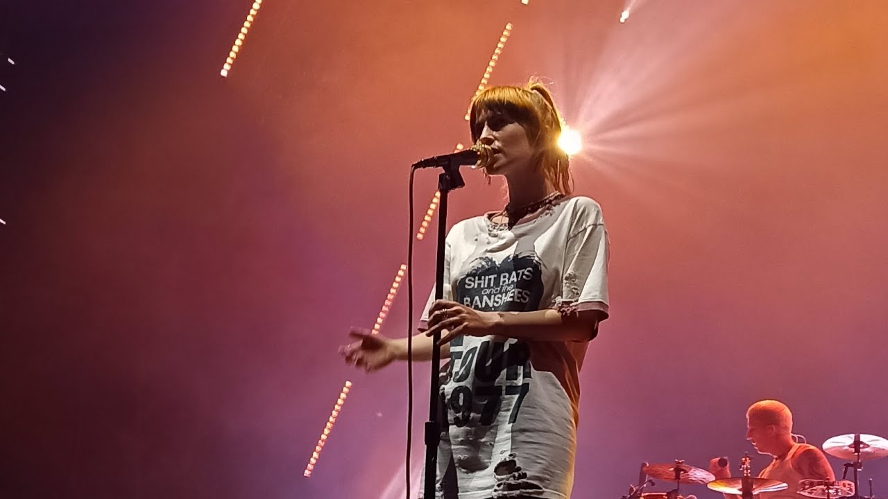 Paramore - Playing God [Live in Bogotá] - YouTube