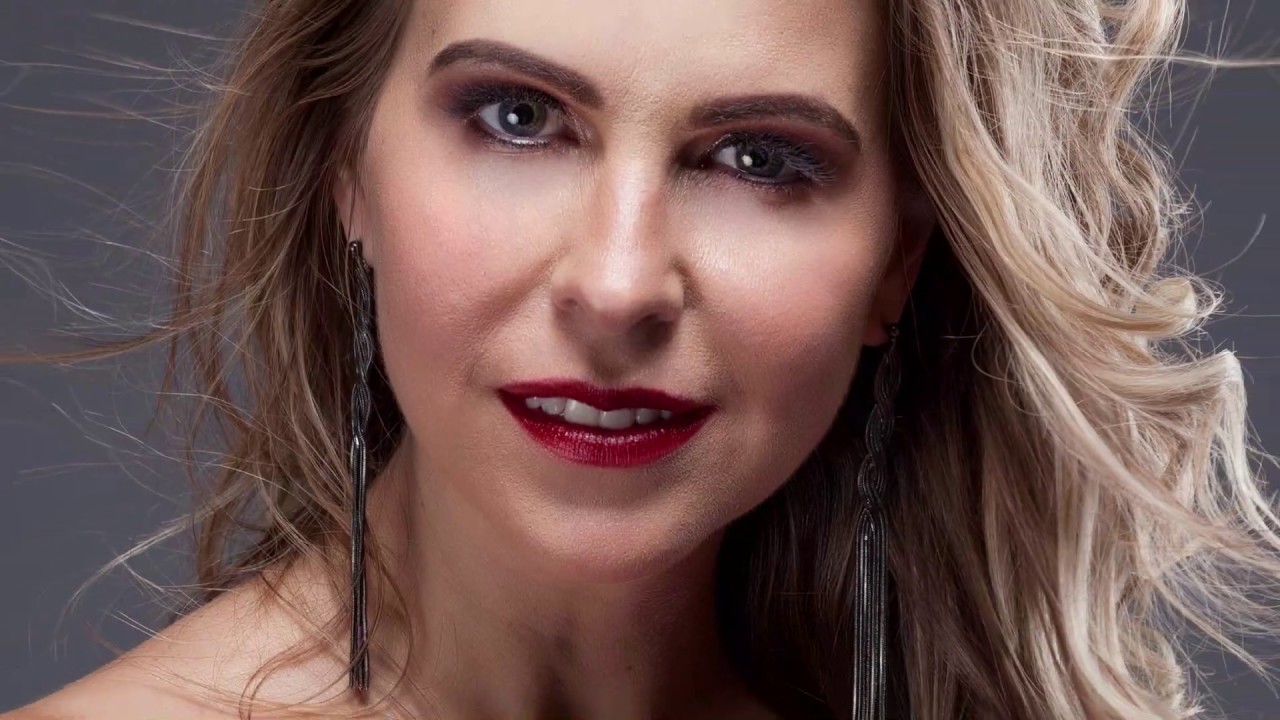 Jeanette Pretorius Here You Come Again (Lyric Video) - YouTube