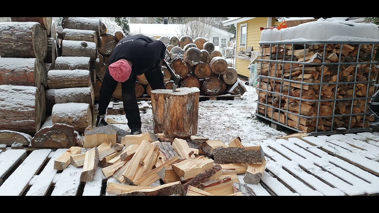 Sweden's 🇸🇪 Husqvarna S2800 vs Finland's 🇫🇮 Fiskars X25 hand splitting ...