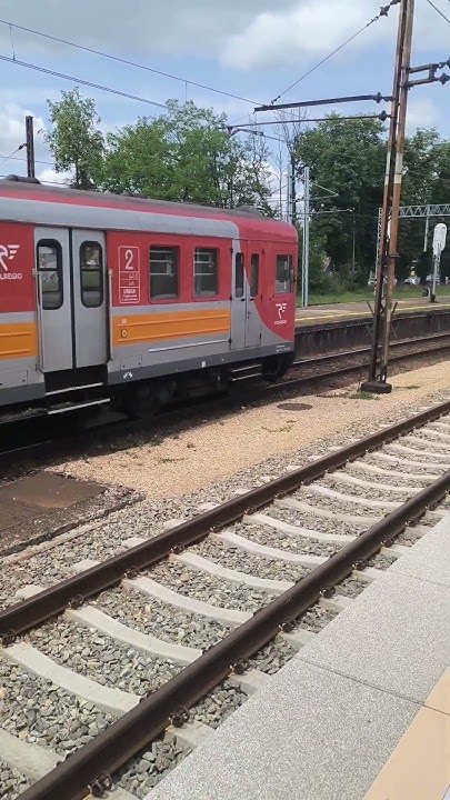 EN57-812 Manewruje po stacji Tarnowskie Góry #pkp #mikol #kolej #pociąg #śląsk #shorts #polregio ...