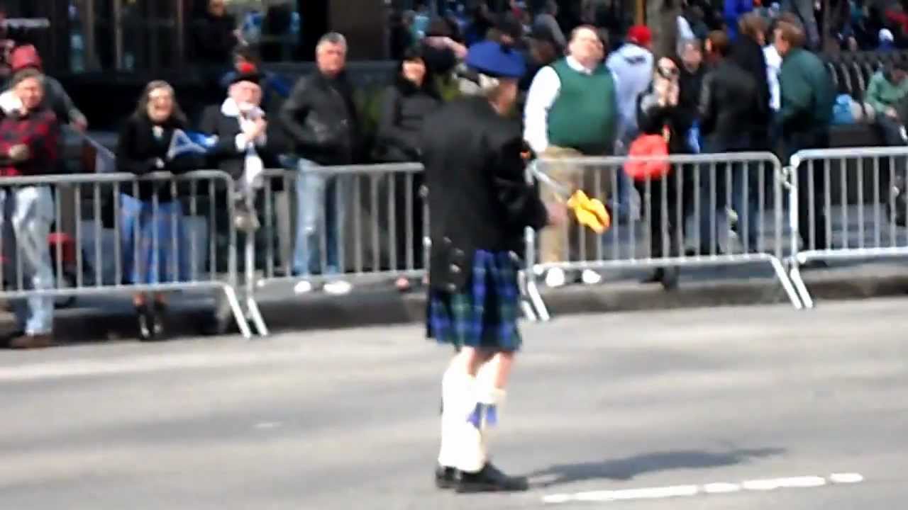 "Vintage" Kilted Juggler John Grimaldi, Playing with Fire!!!! Tartan Day NYC 2013 - YouTube