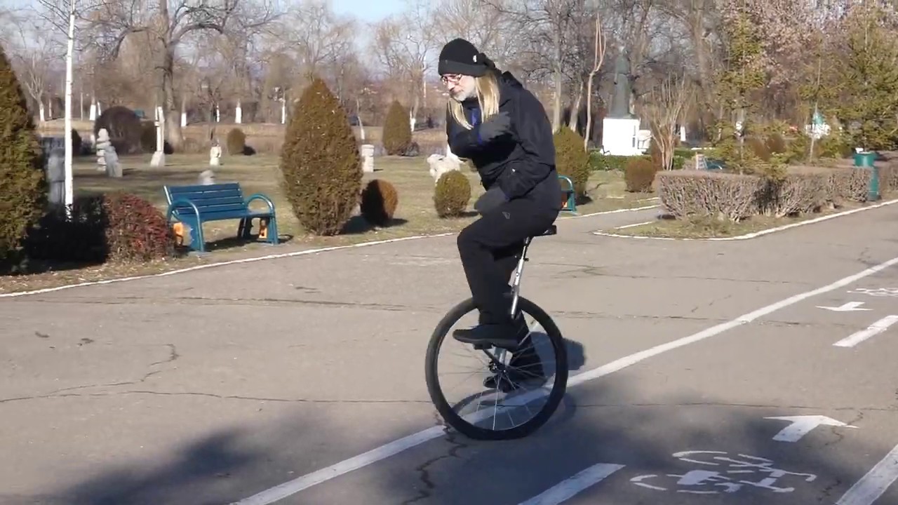 UDC Trainer 29" Unicycle and Swans - YouTube