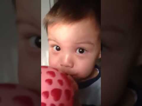 Наш Улашка надувает шарик - YouTube