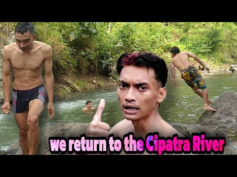Keseruan jajaka desa mandi  di sungai bareng teman-teman