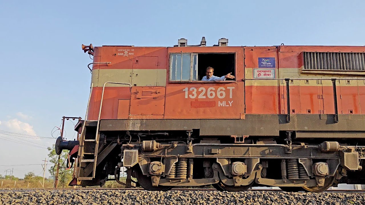 17617 Mumbai CSMT - Nanded Tapovan Express | Moula Ali WDG3A Diesel ...