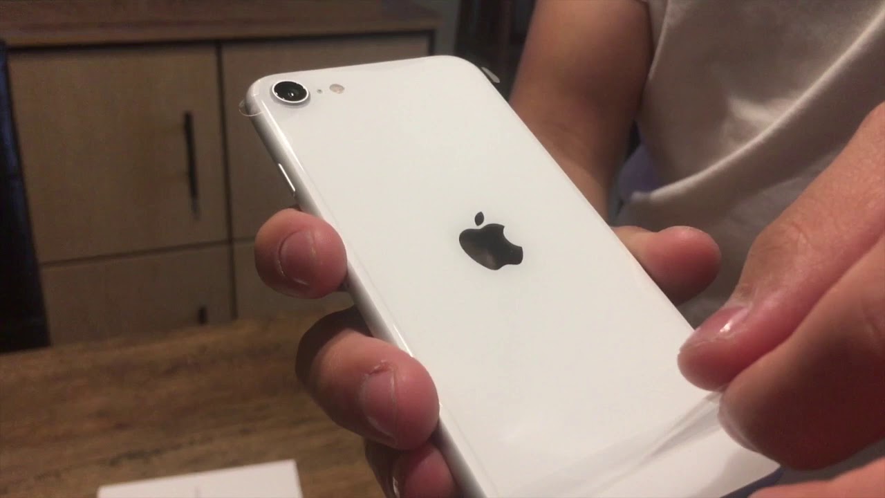 iPhone SE 2020 Unboxing - YouTube