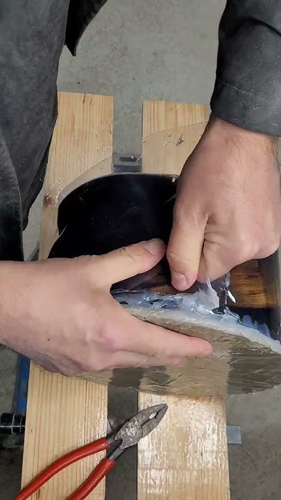 woodturning, tournage sur bois d'une corbeille à fruits en bois d'olivier et résine époxy ...