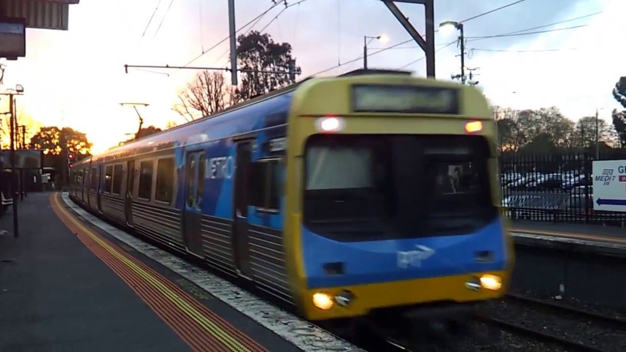 EDI Comeng arriving and terminating at Mooroolbark Station - Metro ...