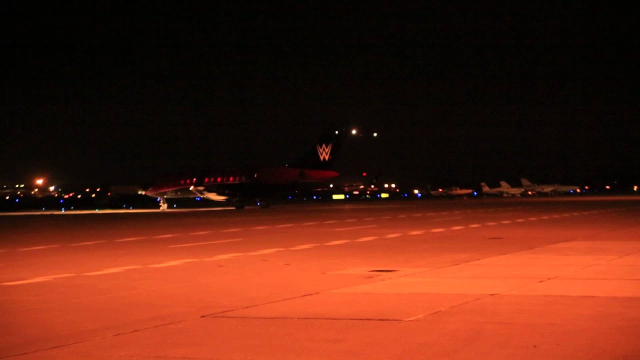 2015 0428 WWE Jet at Moline's Quad City International Airport - YouTube
