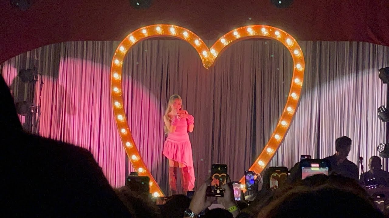 Sabrina Carpenter - Fast Times (LIVE) - (10/3 Philadelphia) - YouTube