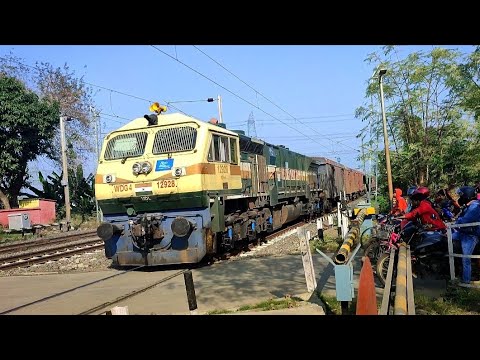 Powerful 12928 UDL/WDG-4 locomotive pulled long freight train skipped ...