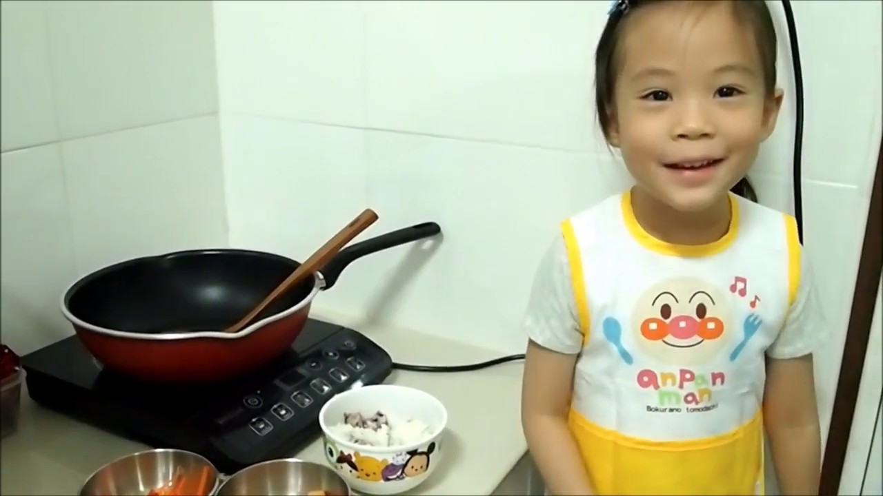 Mei Mei cooking fry rice for daddy - YouTube