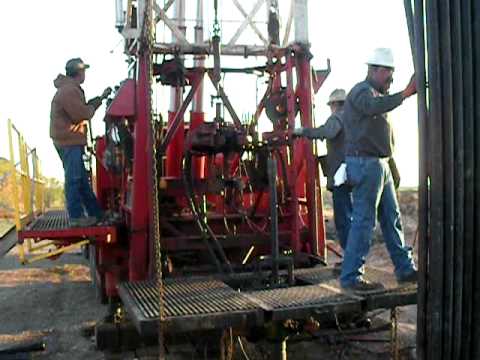 HOLLY WELL SERVICE RIG 304 - YouTube