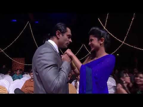 Jennifer Winget Kissing Karan Singh Grover in ITA Award #jenniferwinget #jenniferwinget