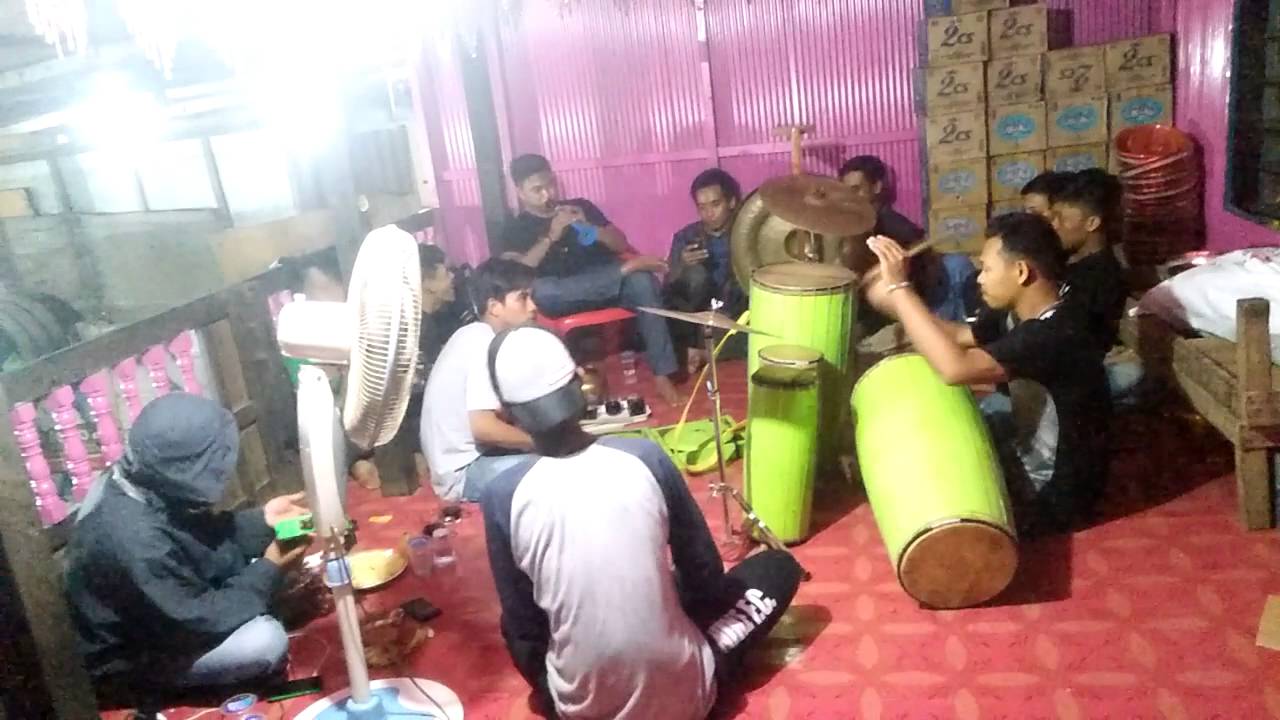 Musisi gendang bugis-makassar - YouTube
