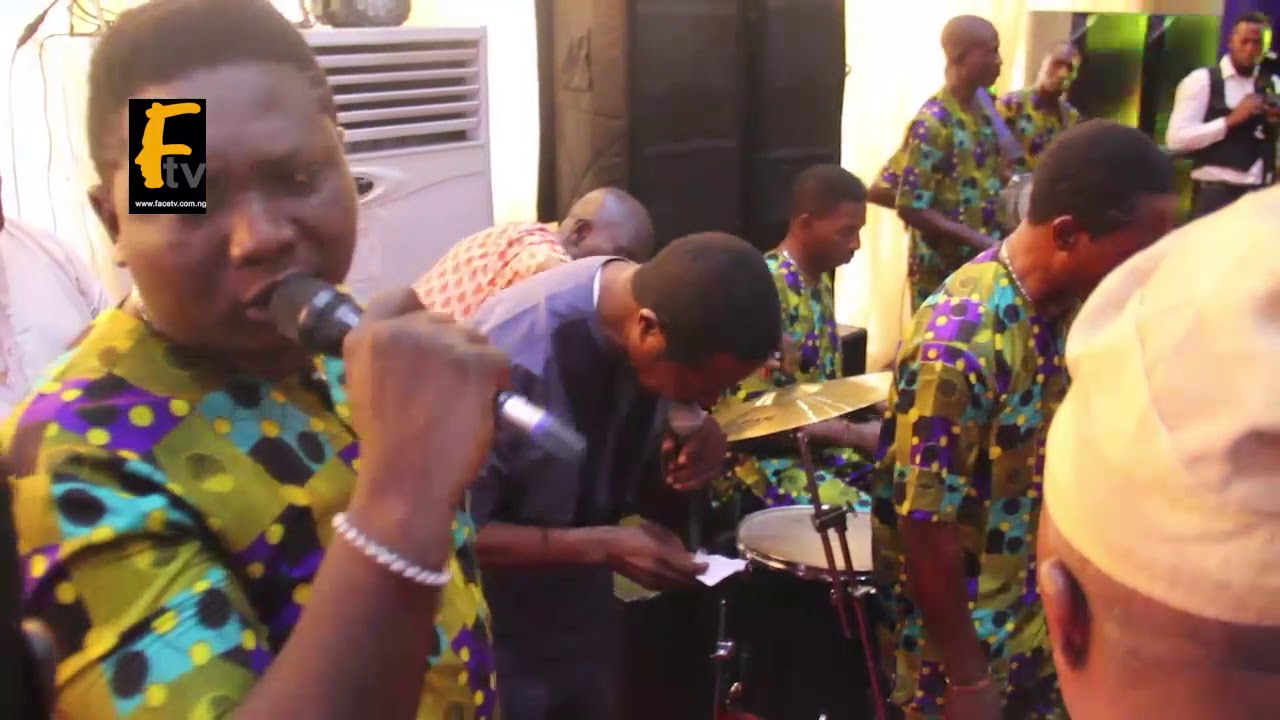 KING SUNNY ADE GIVES ALAAFIN OYO OBA LAMIDI ADEYEMI NEW MUSIC AND DANCE ...