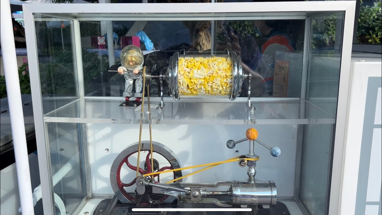 Take a break and watch the popcorn turner in Disneylands Tomorrowland ...