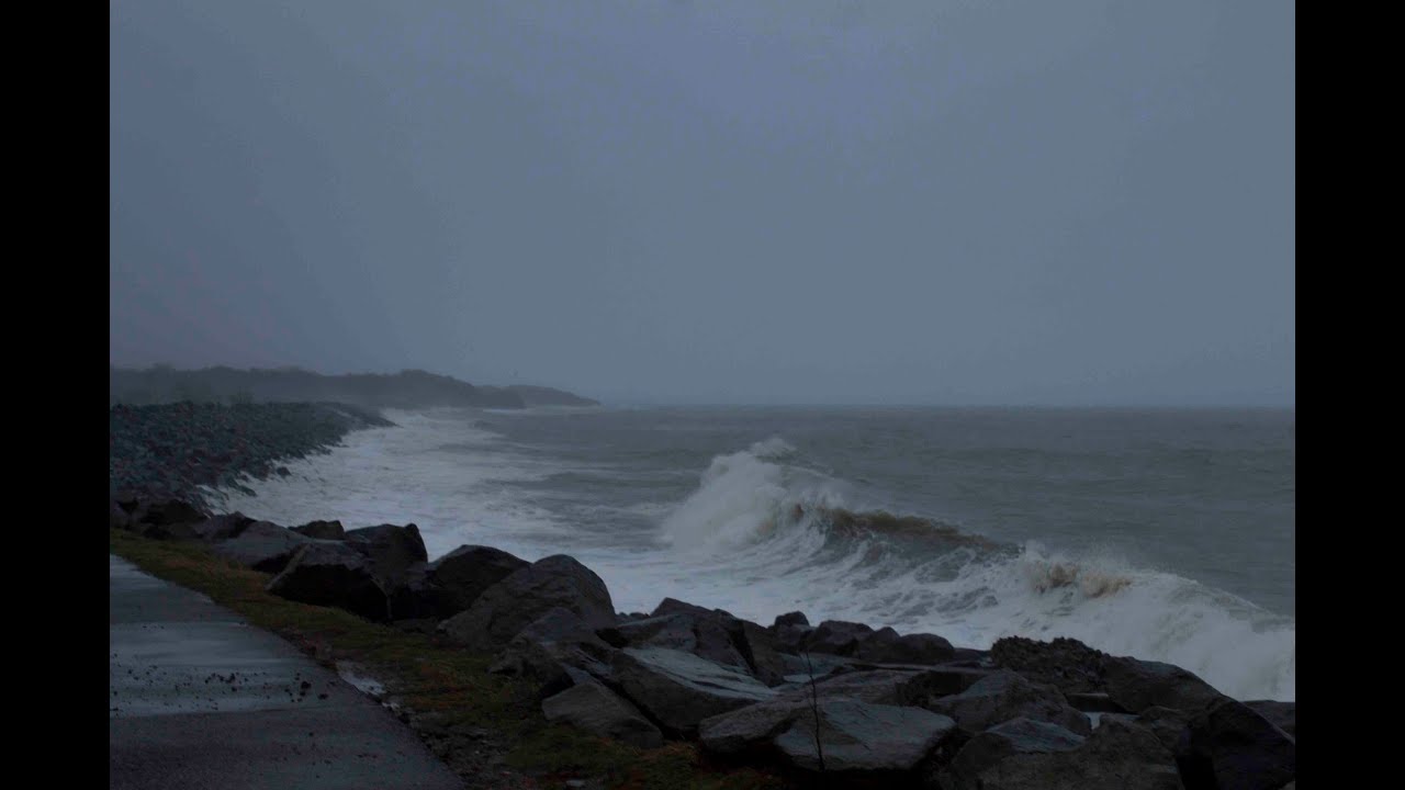 High Winds and Waves Arklow North Beach following Storm Herminia - YouTube