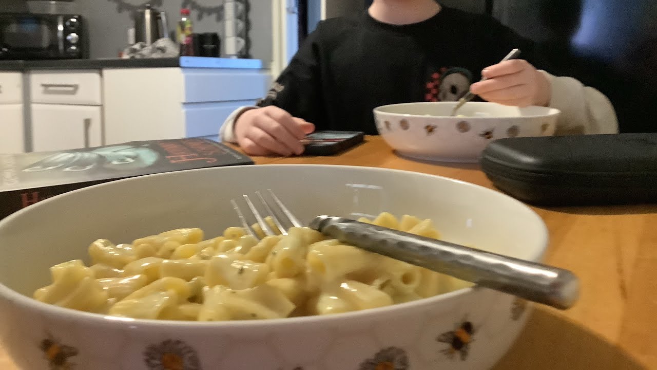 Cooking cheese and broccoli pasta with Jacob - YouTube