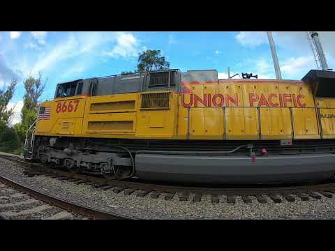 Recien repintada al nuevo esquema de pintura de UP y ya luce así!! UP 8667 + NS 1075 (SD70ACe ...