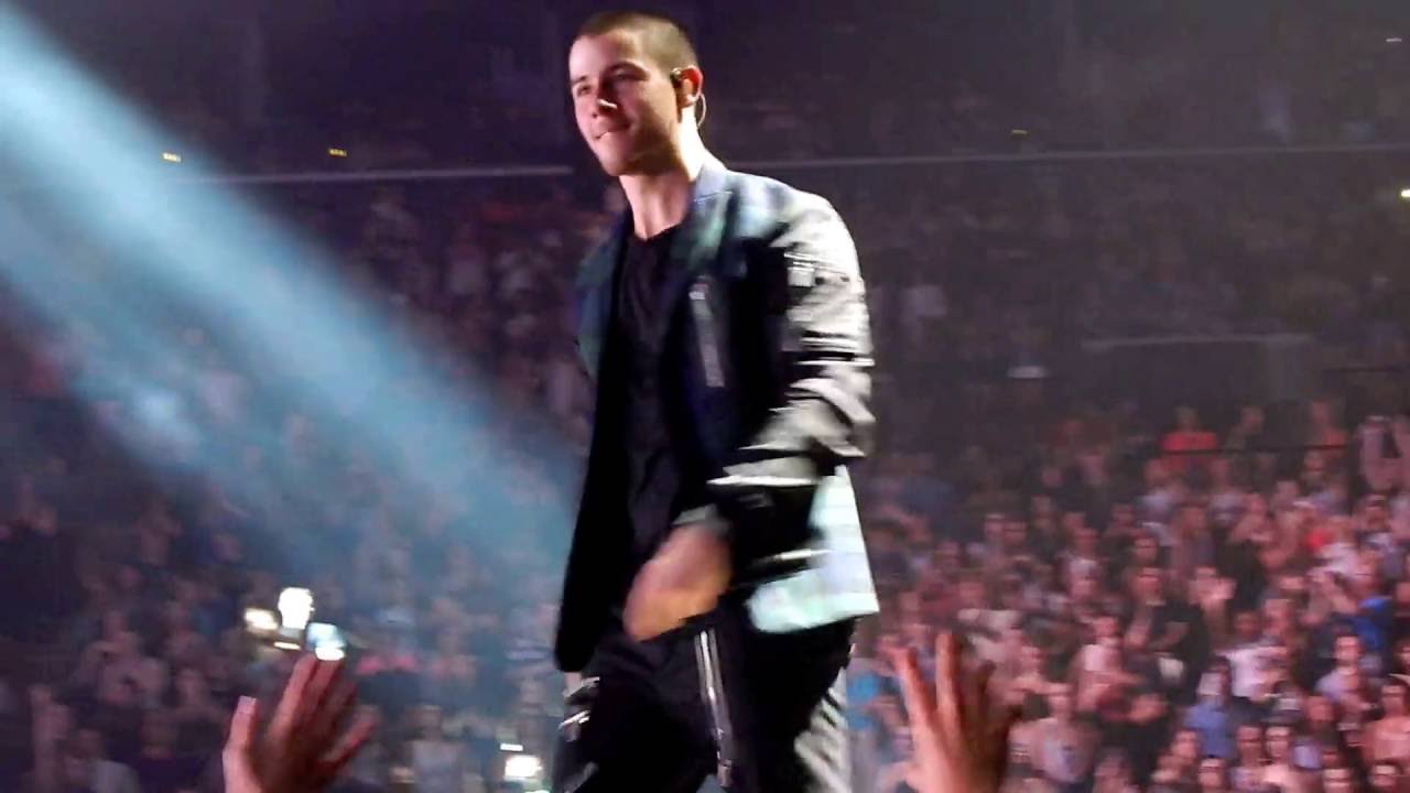 Nick Jonas ft Jamie Foxx - Blame it on the alcohol - 7/8/16 Barclays ...