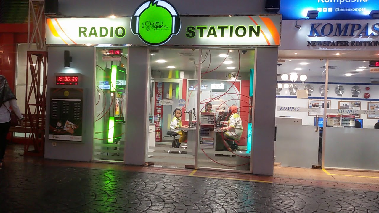 Penyiar radio cilik - YouTube