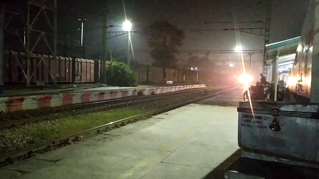 Lucknow Mail 12230 Ndls to LJN passing Roza Junction - YouTube