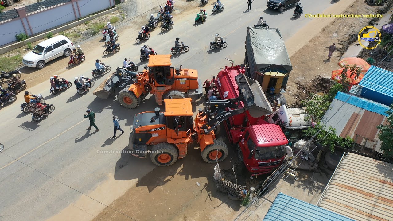 WATER TRUCKS ACCIDENT RECOVERY BY WHEEL LOADERS - YouTube