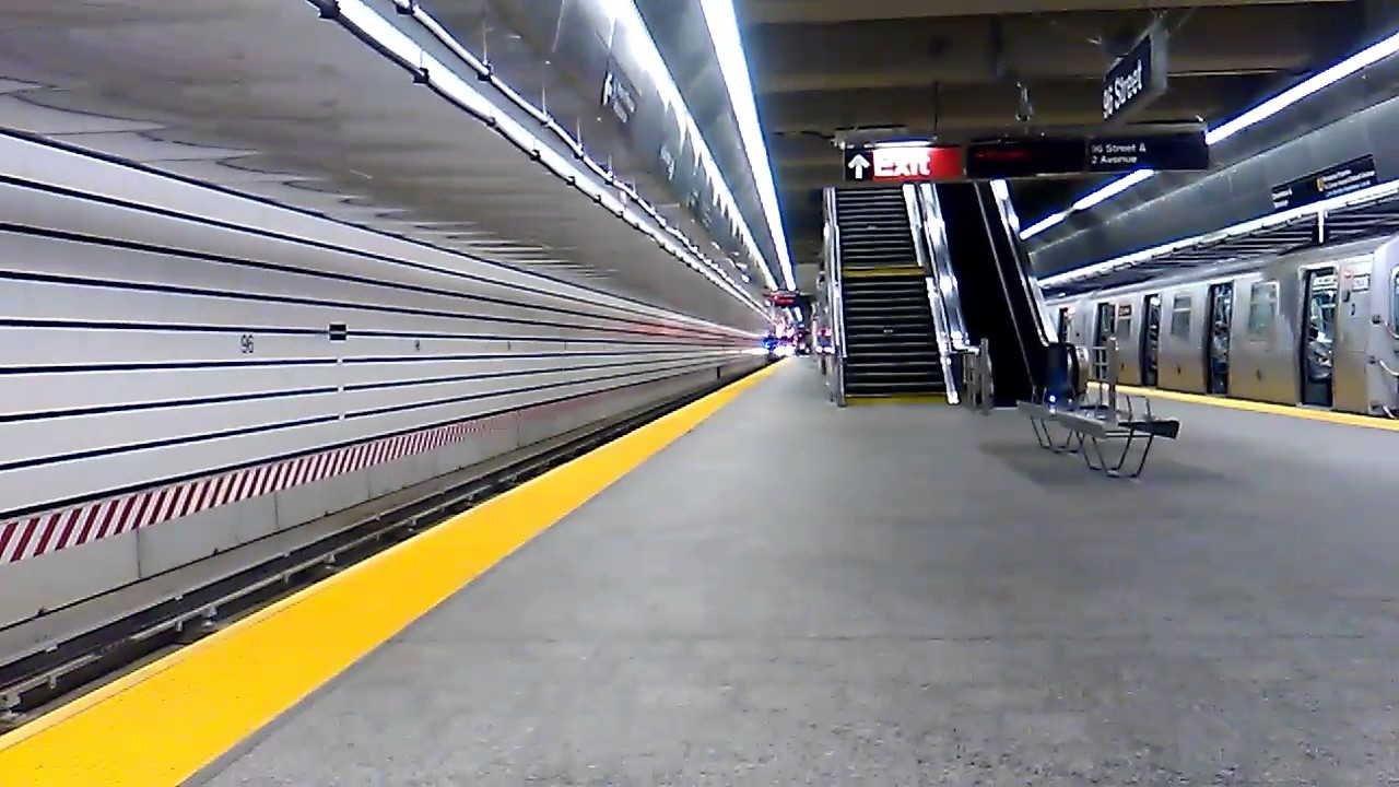MTA R68 W Train Arriving At 96 Street-2 Ave - YouTube