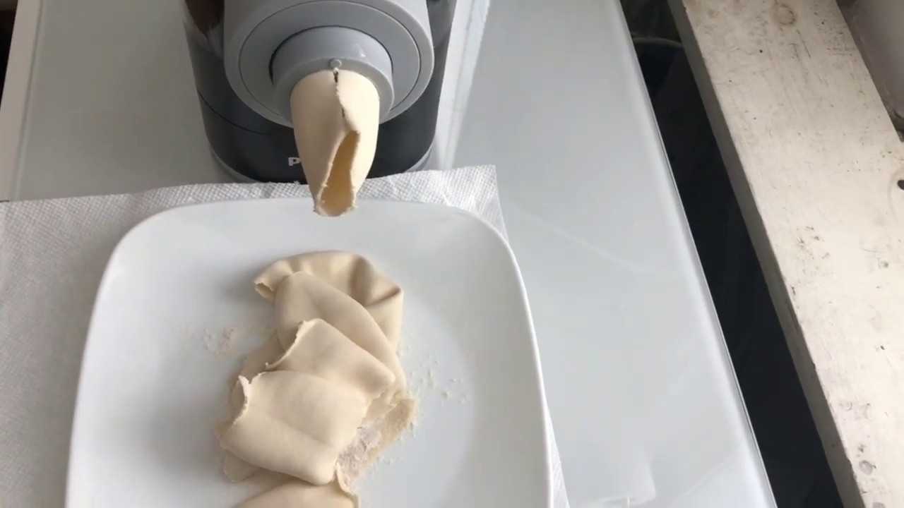 Making dumpling skin with noodle machine, super easy 用麵條機做餃子皮 - YouTube