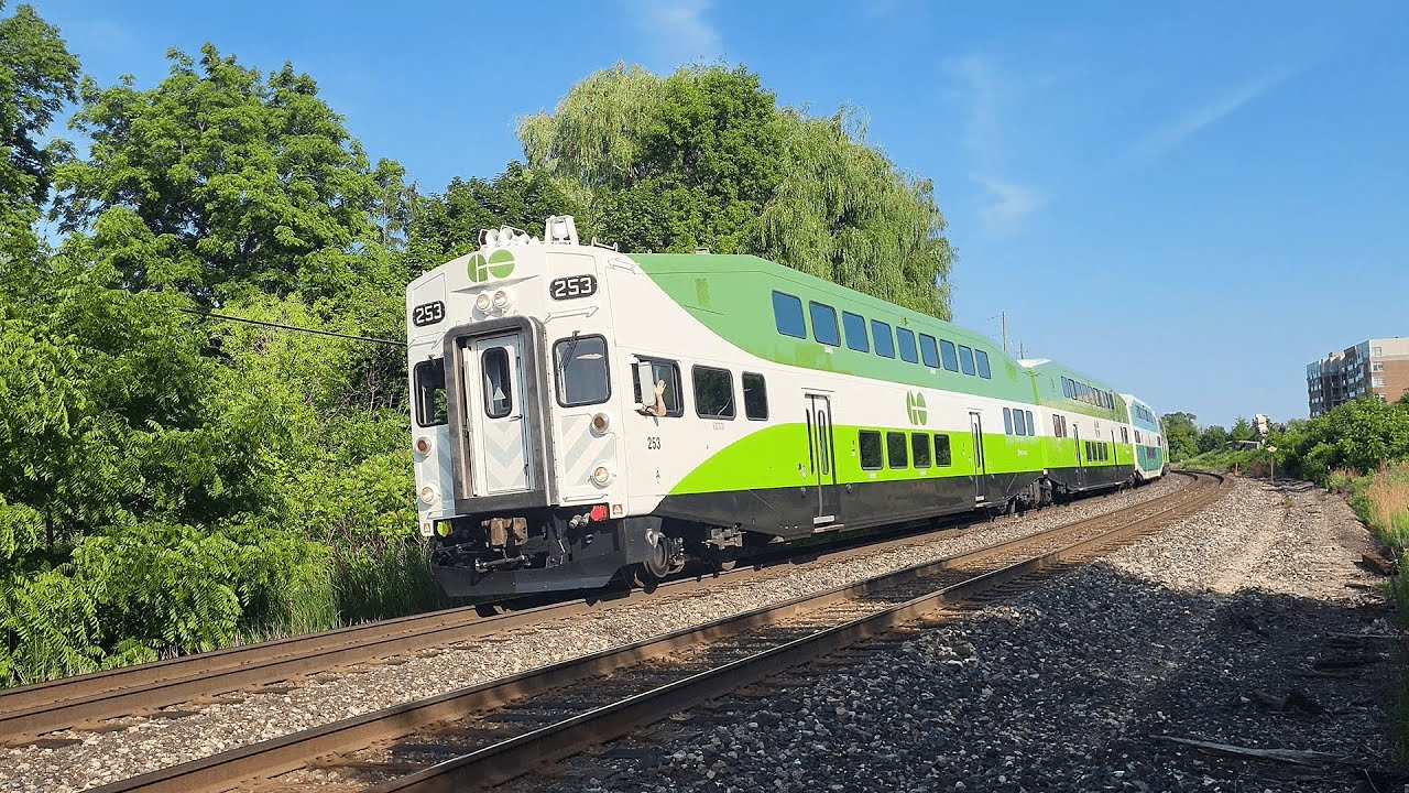 Repainted Cab Car! GO 2737 - 253W at Streetsville - July 04, 2025 - YouTube