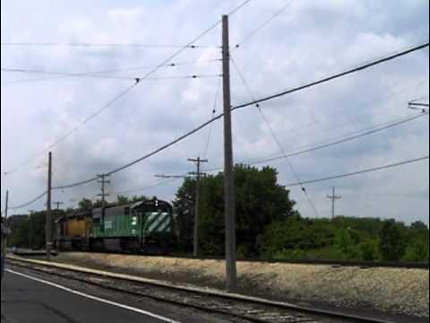 BN U30C, CNW SD40-2 passing at Diesel Days - YouTube