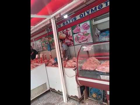 Neftçilər metrosunun yanında, 8-ci km bazarında çürümüş toyuq əti satırlar