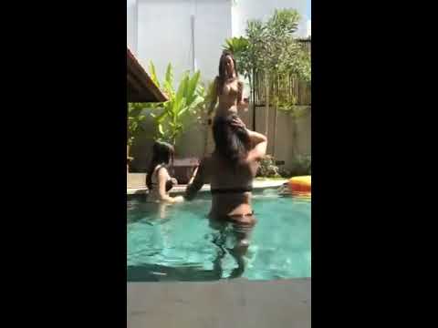 Awkarin berenang part 2 live ig sexy